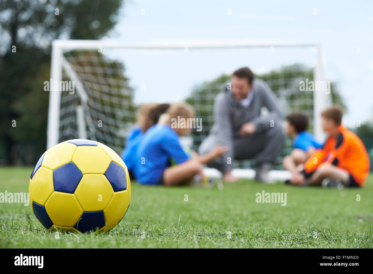 Team talk soccer hi-res stock photography and images - Alamy