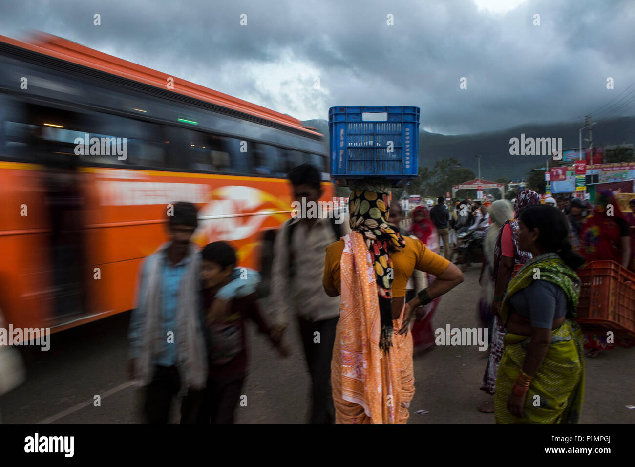 nasik, India. 27th Aug, 2015. The passengers rushing for a ride. The ...