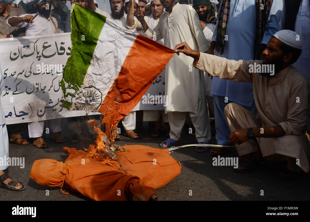 Pakistan flag burning hi-res stock photography and images - Alamy