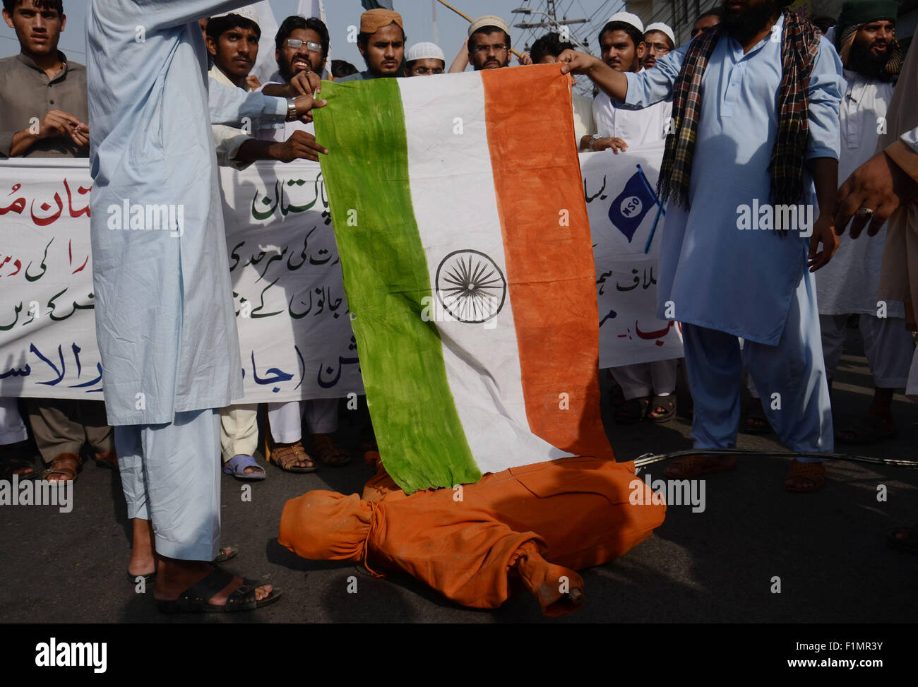 Pakistan flag burning hi-res stock photography and images - Alamy