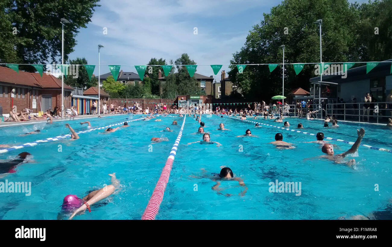London fields lido london 2015 hi-res stock photography and images - Alamy
