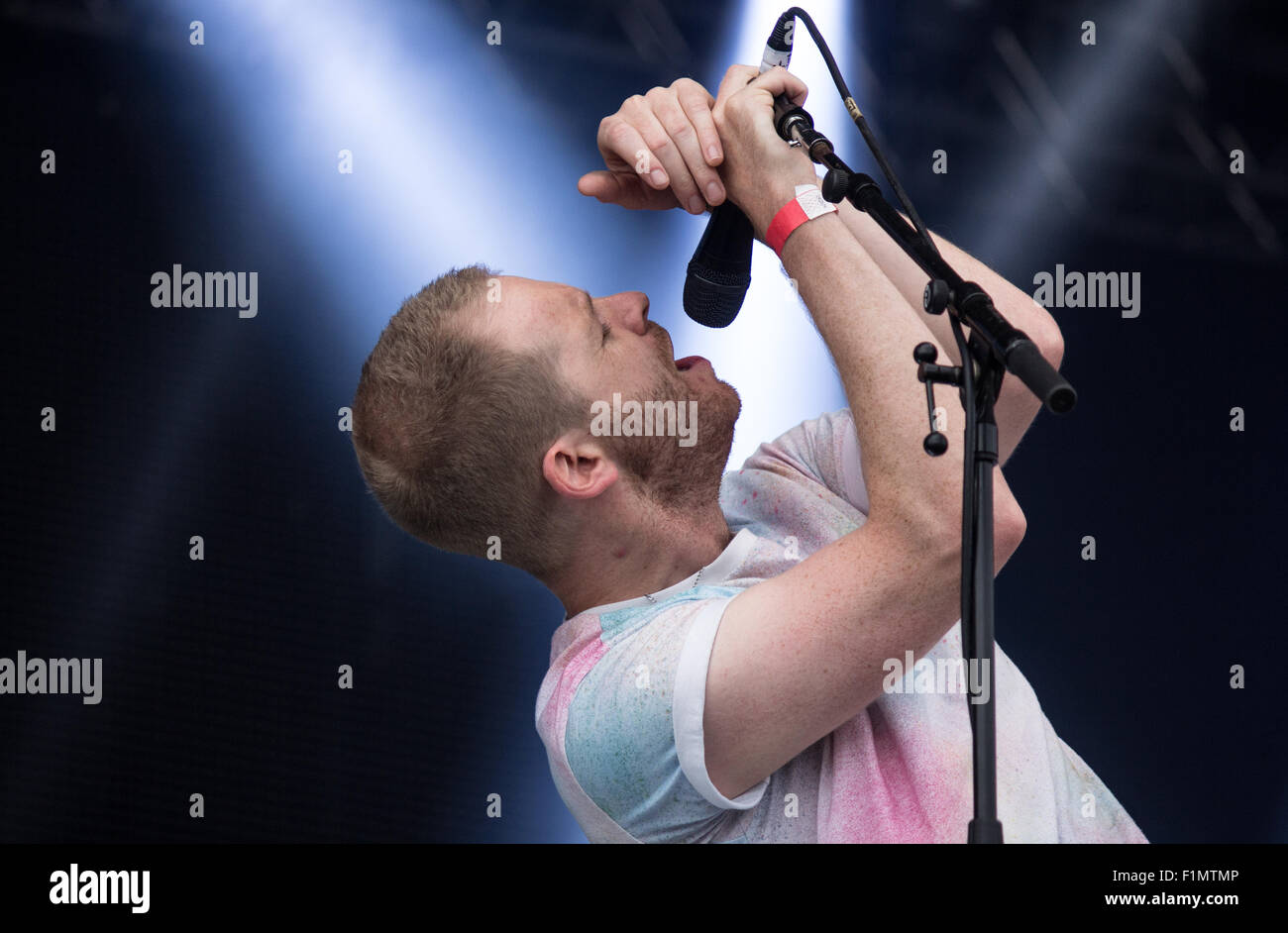 Craig Wellington of The Sunshine Underground singing whilst holding the ...