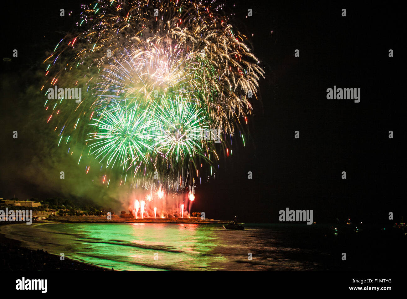 Burst fireworks hi-res stock photography and images - Alamy