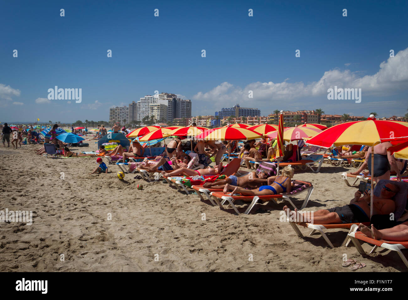 holidaymakers on spanish beach Stock Photo - Alamy