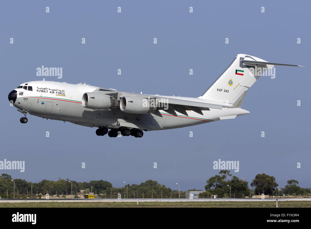 Kuwait Air Force Boeing C-17A Globemaster III on final approach for ...