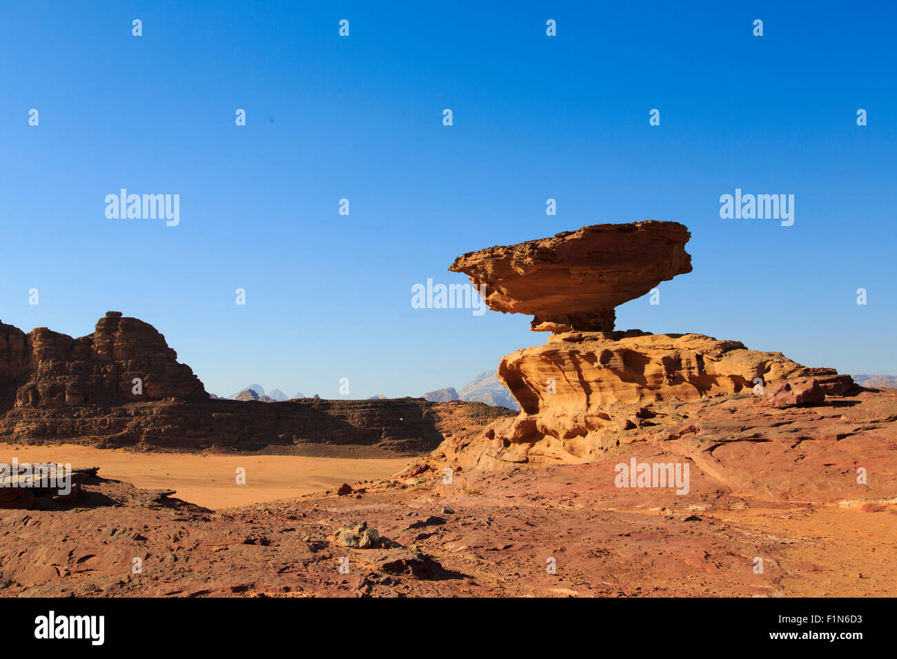 Sahara desert mushroom rock hi-res stock photography and images - Alamy