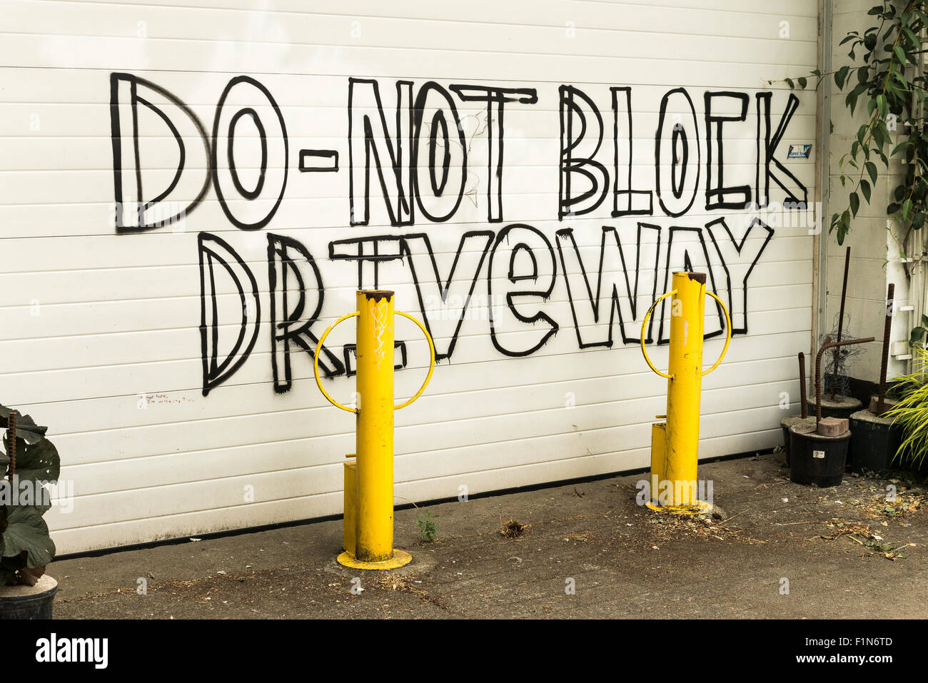 Do not block driveway message Stock Photo - Alamy