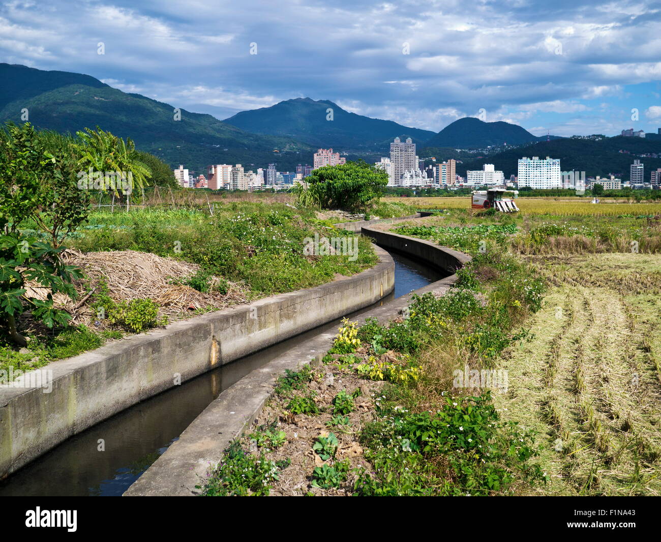 Canal irrigation rural hi-res stock photography and images - Alamy