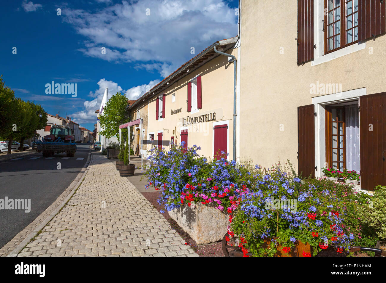Front building street france hi-res stock photography and images - Alamy