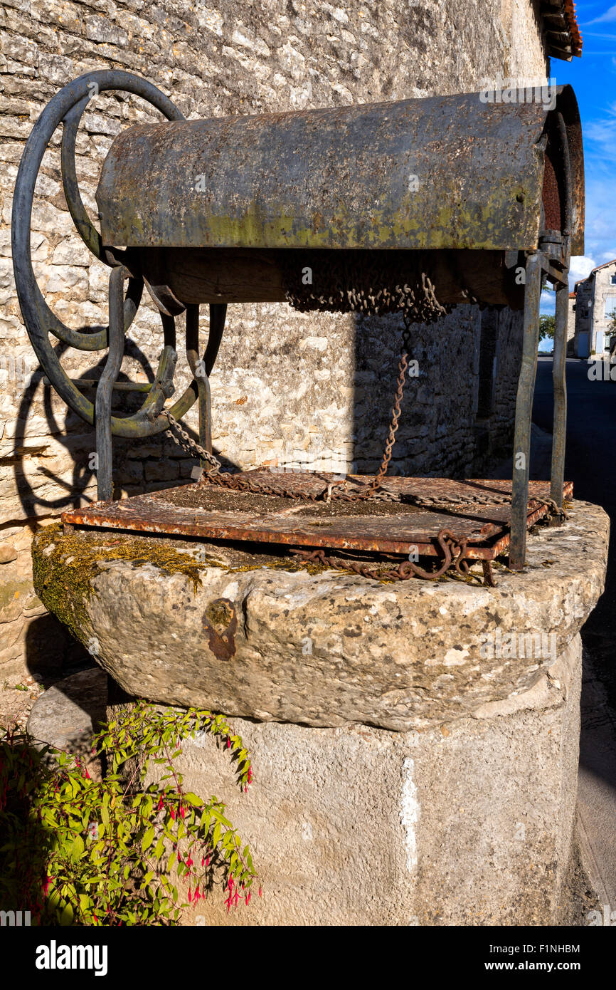 Well in village hi-res stock photography and images - Alamy