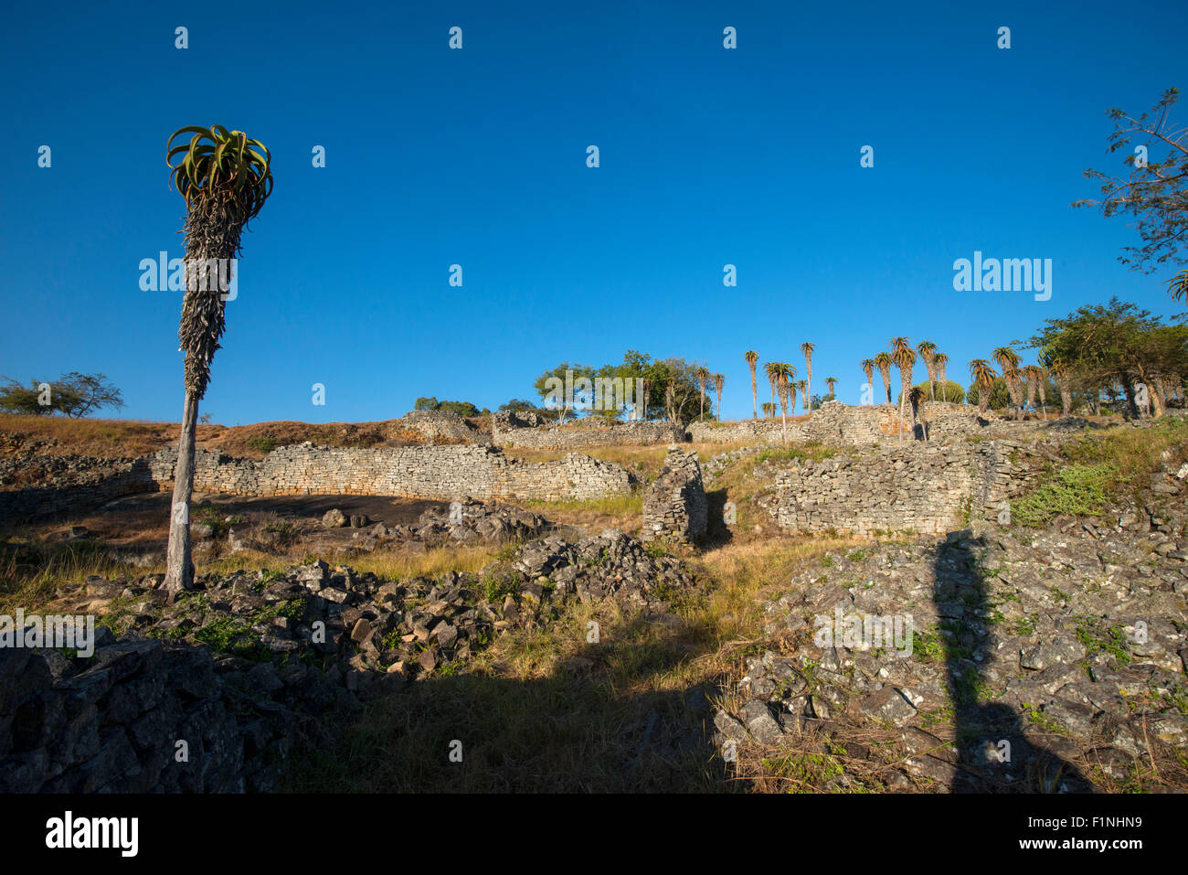 Large houses of stone chiefs' houses kalanga people great enclosure ...