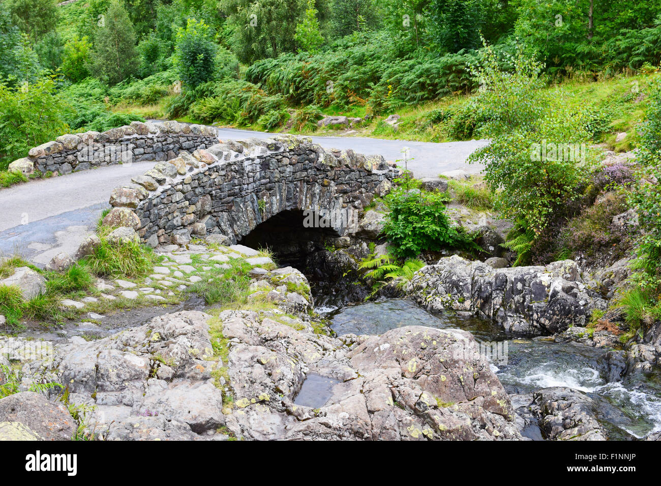Ashness Bridge, Derwent Water in the Lake District, Cumbria, England ...
