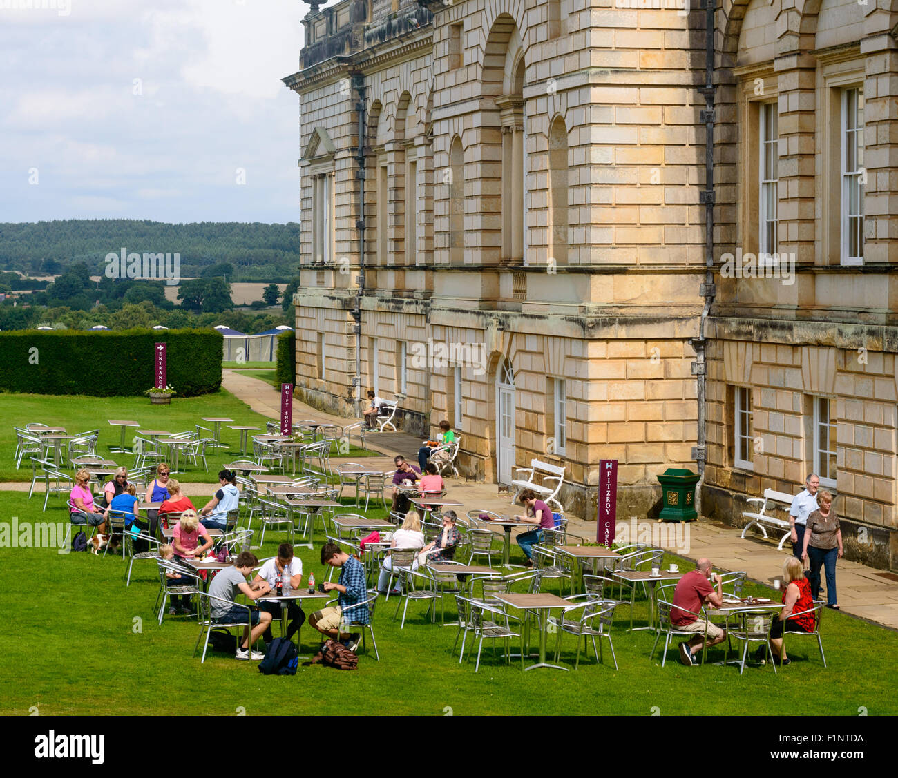 People seated outside cafe hi-res stock photography and images - Alamy