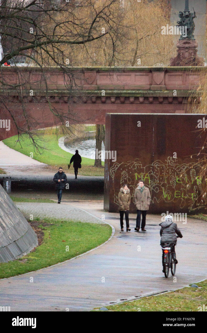 Riverfront garden hi-res stock photography and images - Alamy