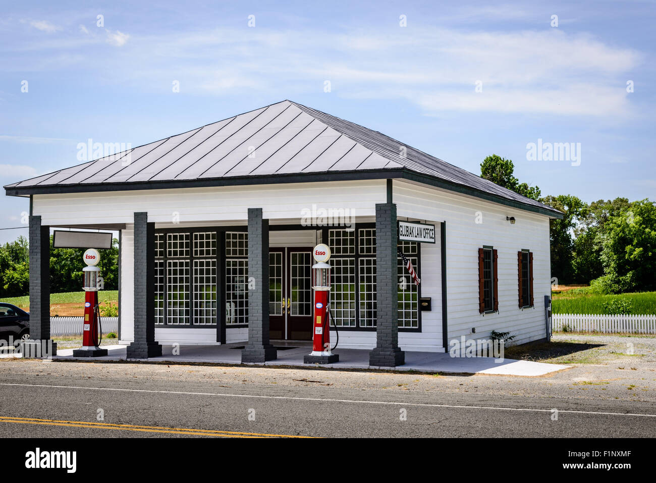Esso gas station 1950s hi-res stock photography and images - Alamy