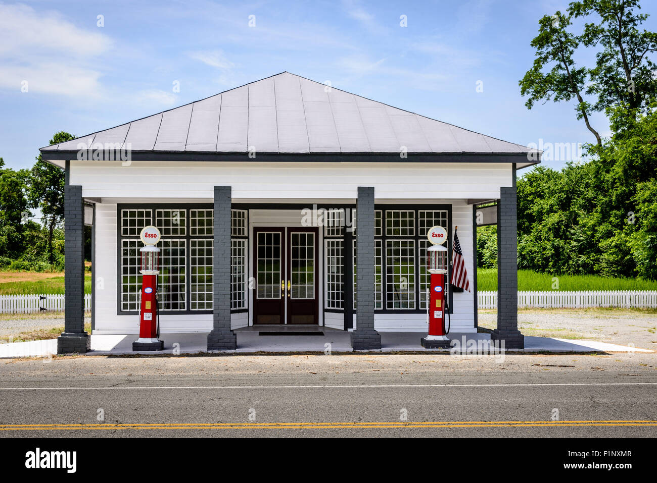 Vintage exxon gas station hi-res stock photography and images - Alamy