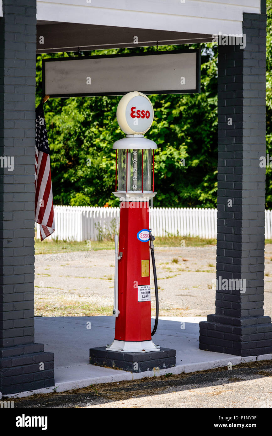Esso gas station 1950s hi-res stock photography and images - Alamy