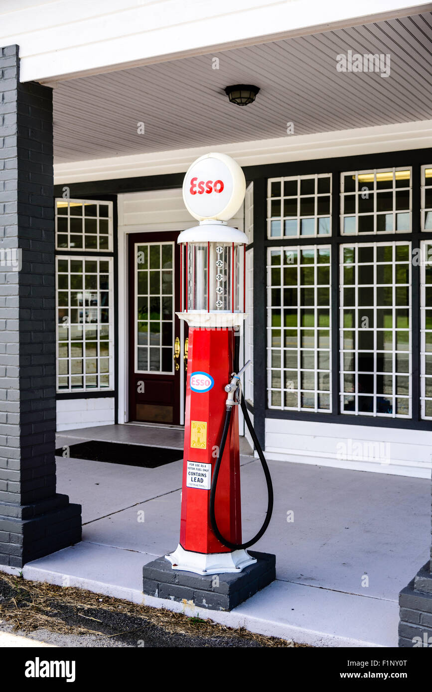 Esso petrol station 20th century hi-res stock photography and images ...
