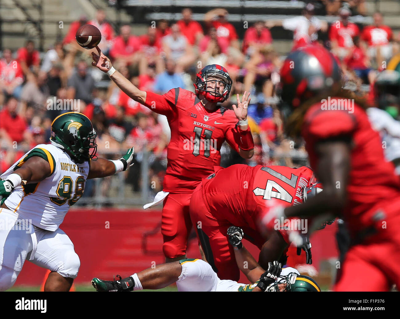 September 5, 2015: Rutgers Scarlet Knights quarterback Hayden Rettig ...