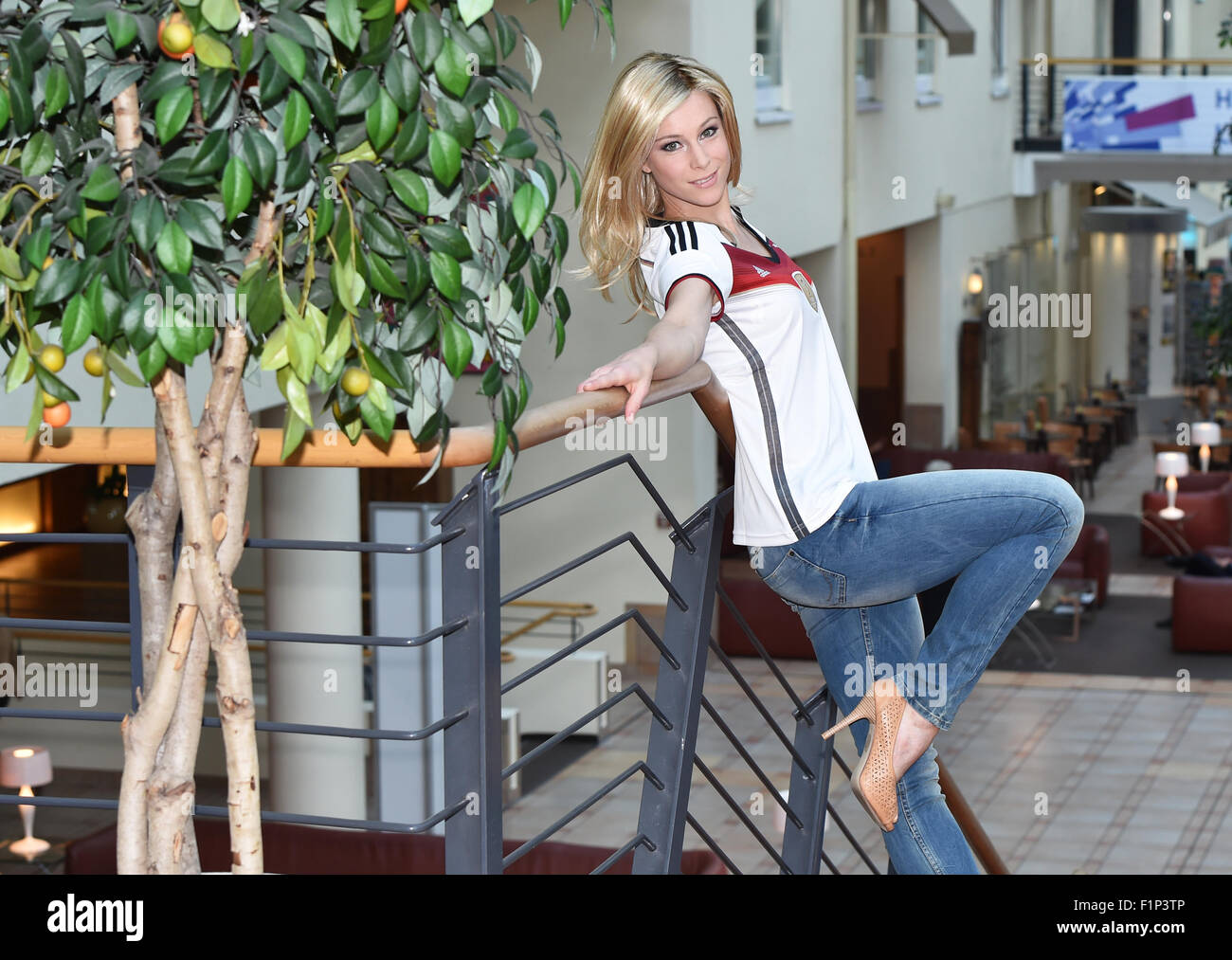 German singer helene fischer poses hi-res stock photography and images ...