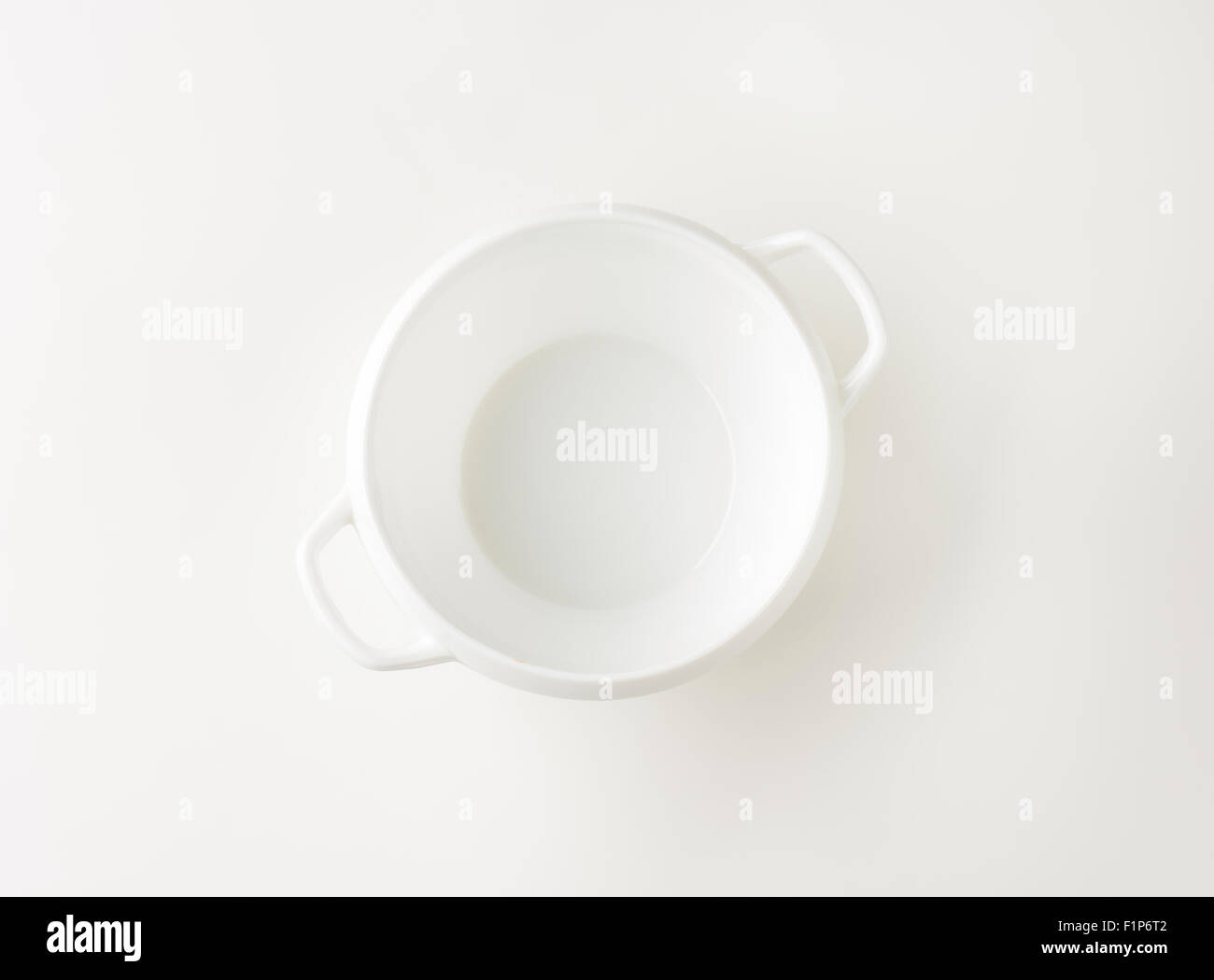 empty white bowl on white background Stock Photo - Alamy