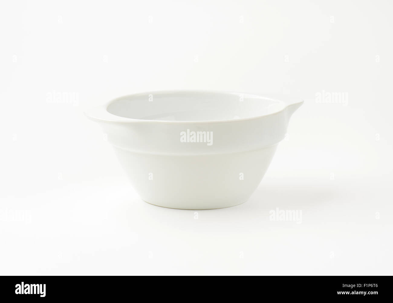empty white bowl on white background Stock Photo - Alamy