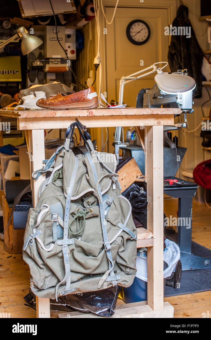 Cobblers shop hi-res stock photography and images - Alamy