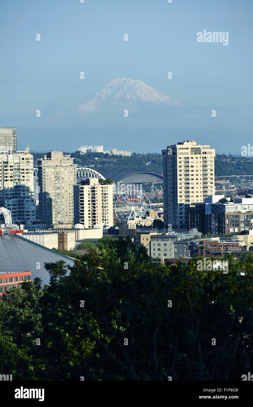 Seattle and Mount Rainer - Snowy Peak of Mt Rainer Vulcano in the ...