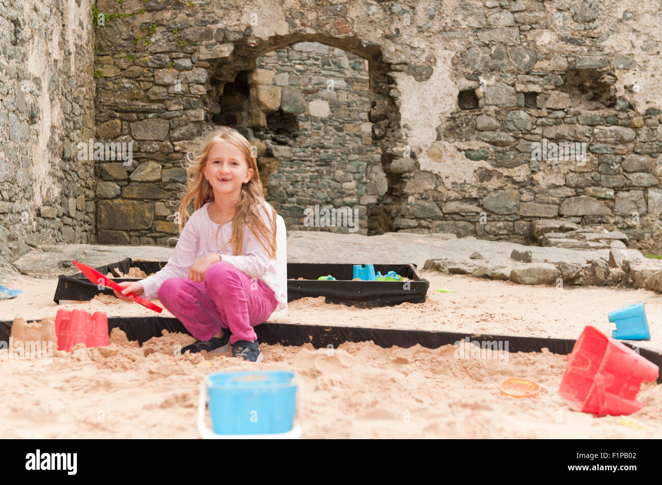 Build sand castles hi-res stock photography and images - Alamy
