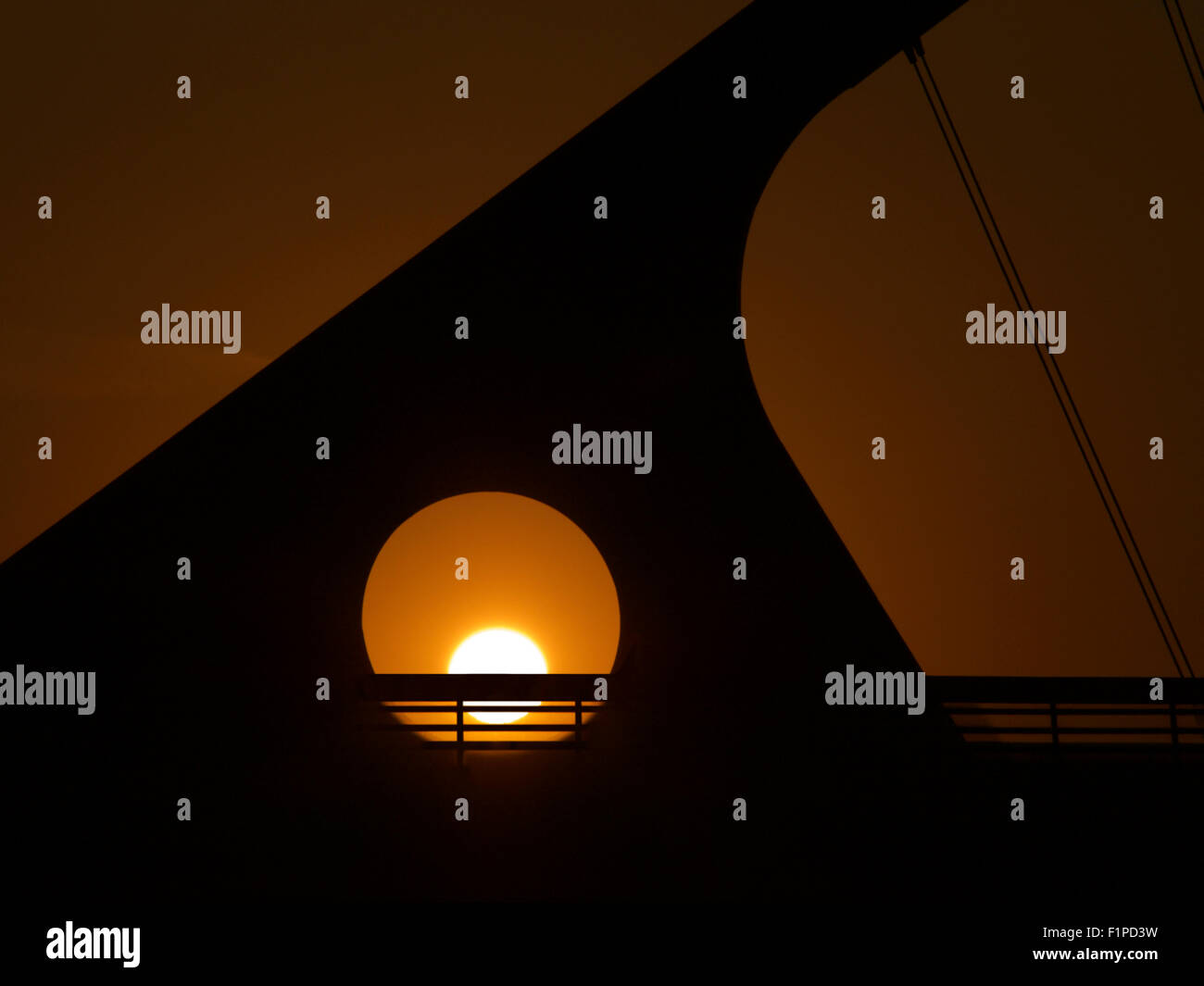 Golden light through the hole hi-res stock photography and images - Alamy