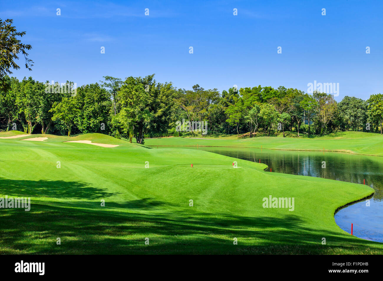 Golf green blue sky hi-res stock photography and images - Alamy