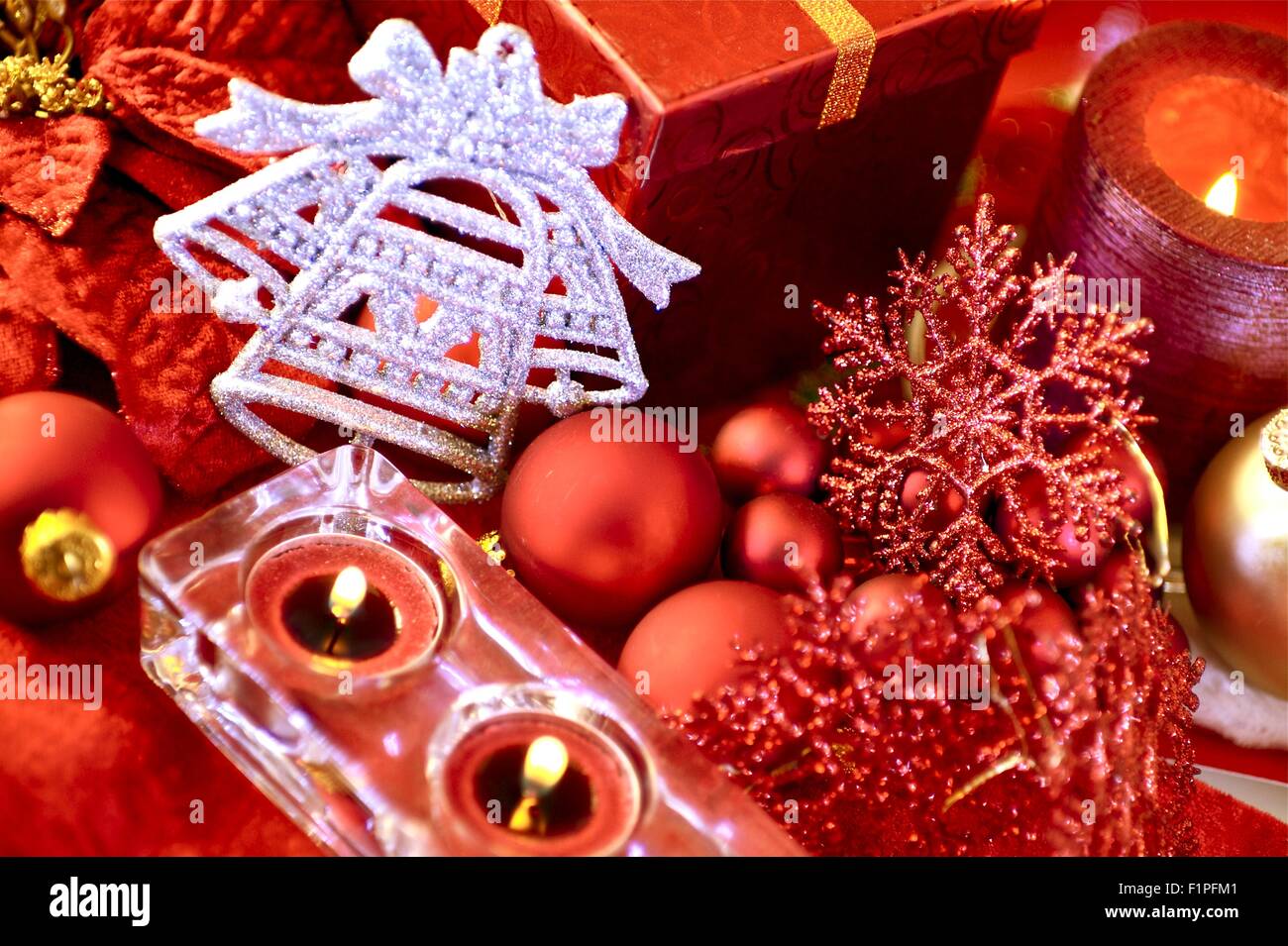 Maroon christmas ornament hi-res stock photography and images - Alamy