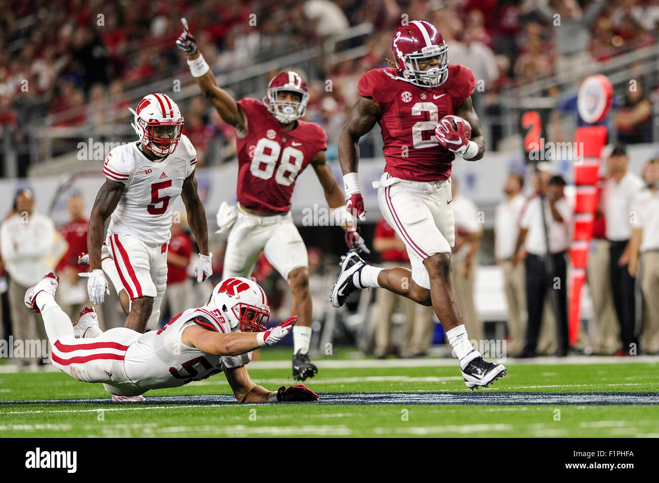 Alabama tight end O.J. Howard (88) starts to celebrate as Alabama ...