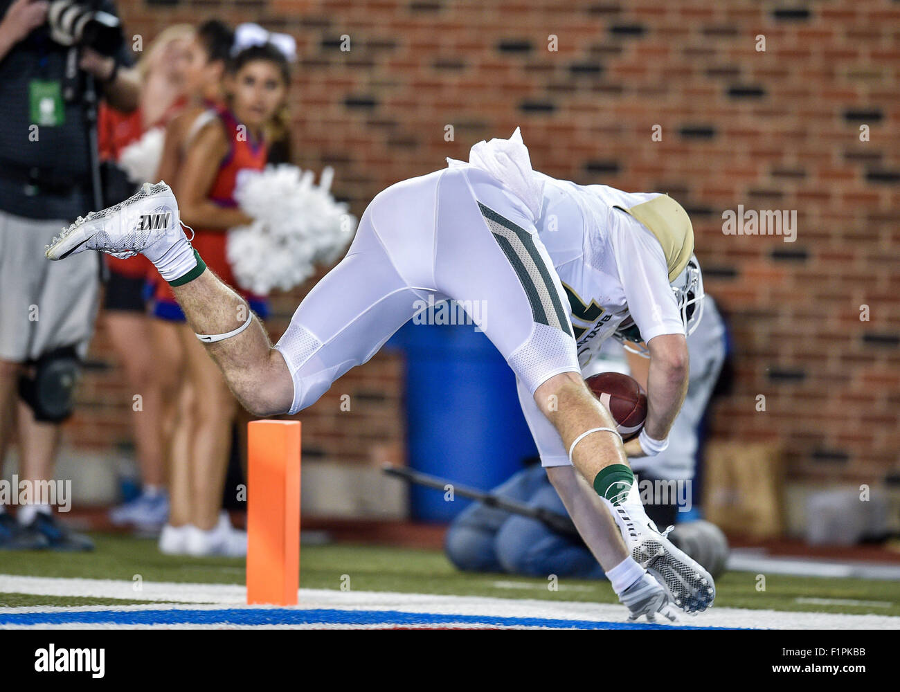 September 4th, 2015:.Baylor Bears quarterback Seth Russell (17) runs ...