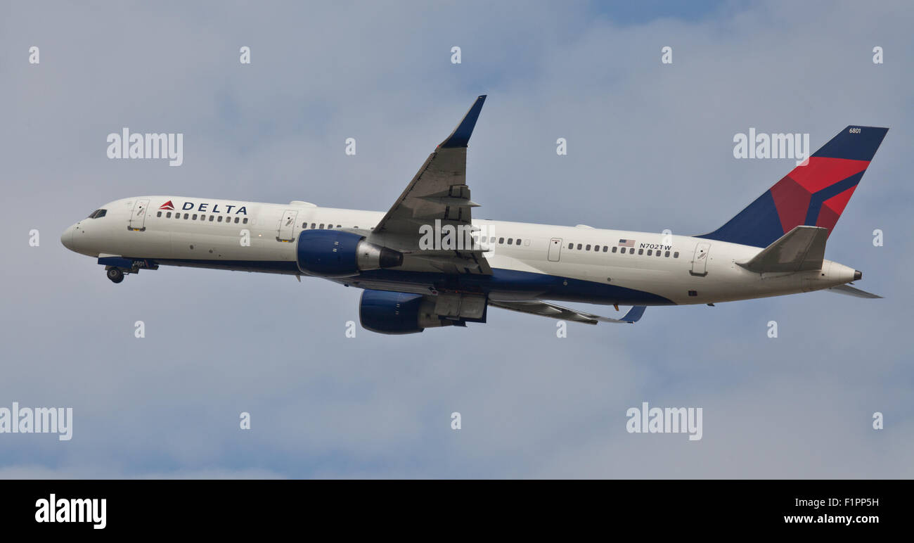 Delta air lines boeing 757 landing hi-res stock photography and images ...
