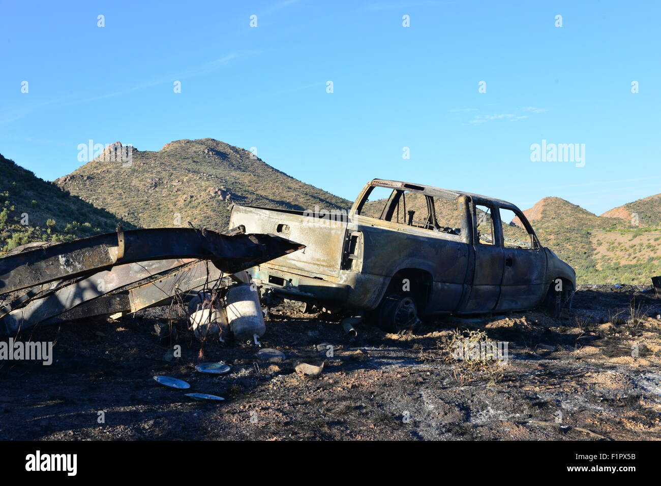 Burnt car in desert hi-res stock photography and images - Alamy