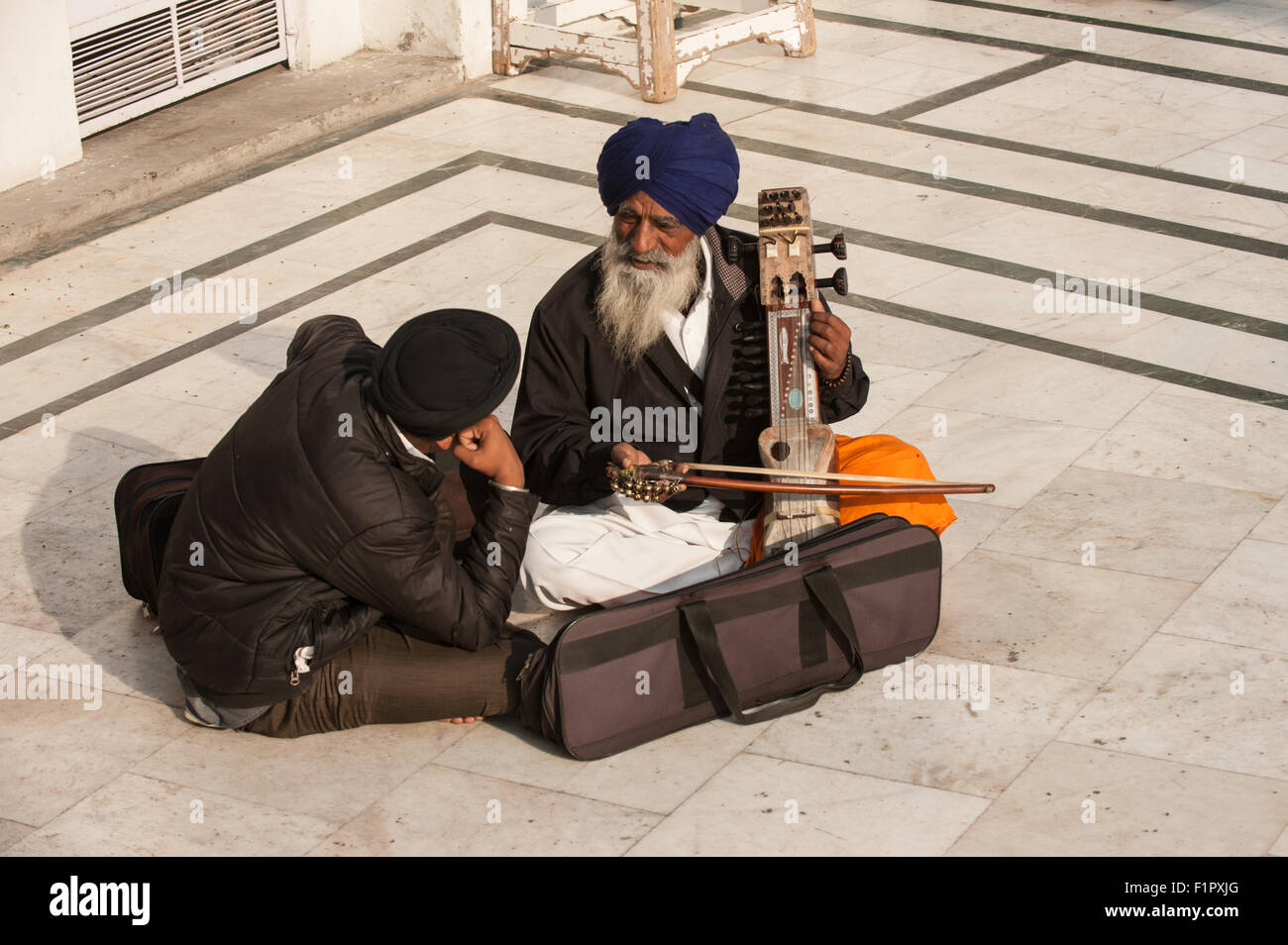 Traditional sikh clothing hi-res stock photography and images - Alamy