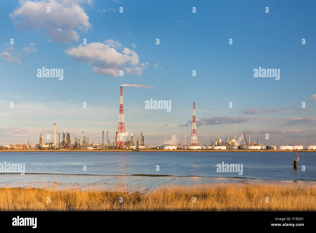Oil refinery chemical plant hi-res stock photography and images - Alamy