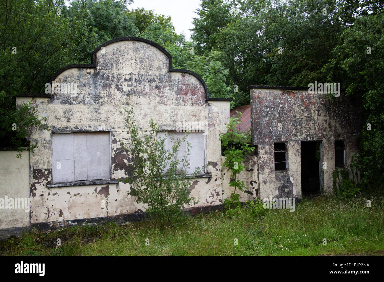 Abandoned garage hi-res stock photography and images - Alamy