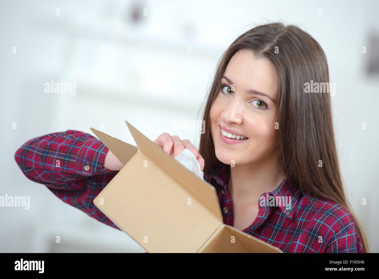 Woman packing things in a cardboard box Stock Photo - Alamy