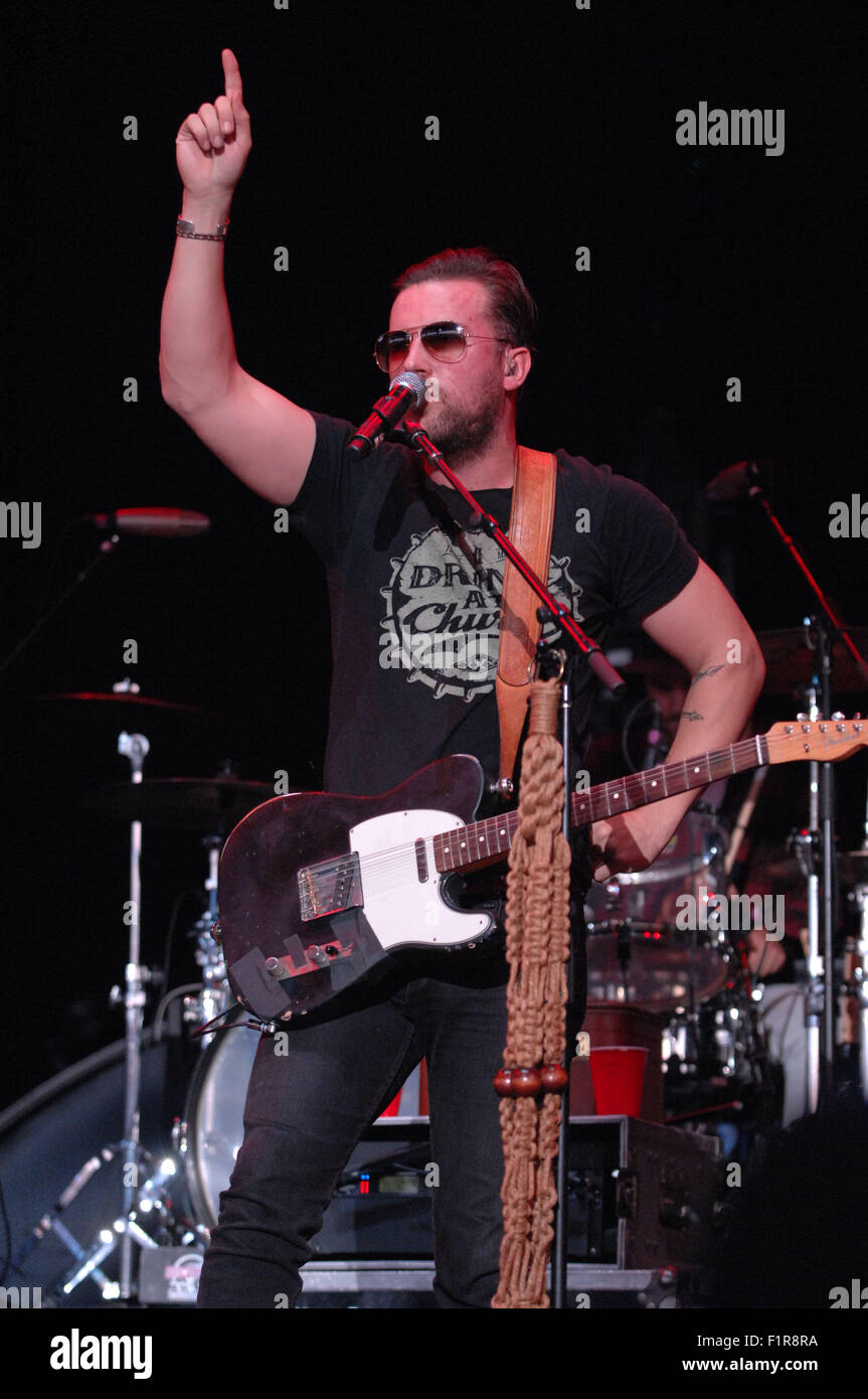Brothers osborne performing hi-res stock photography and images - Alamy