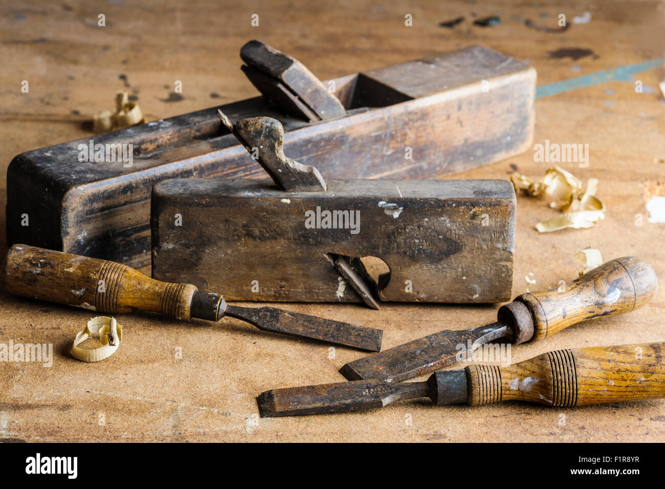 Two antique carpentry planes and three wooden handled chisels Stock ...