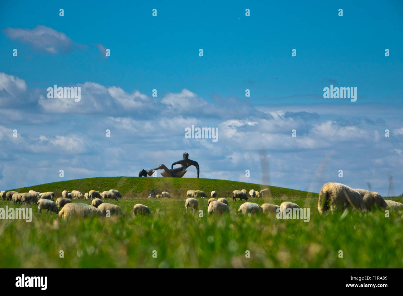 Henry Moore Sculpture Large reclining figure 1984 Stock Photo - Alamy