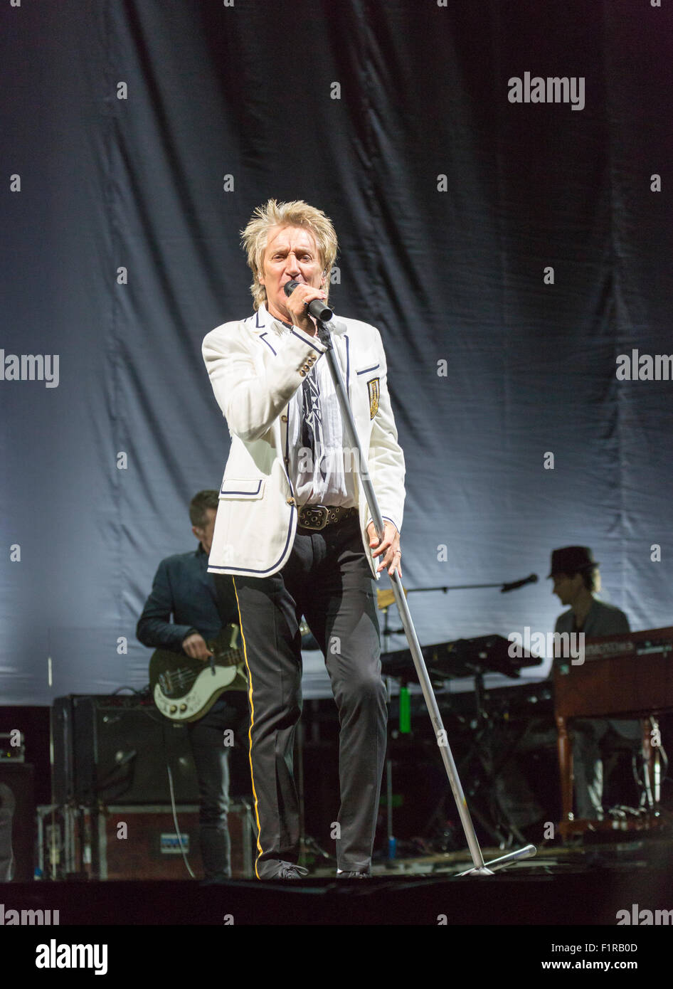 Ewhurst, Surrey, England. 5th September 2015. Rod Stewart sings live on ...