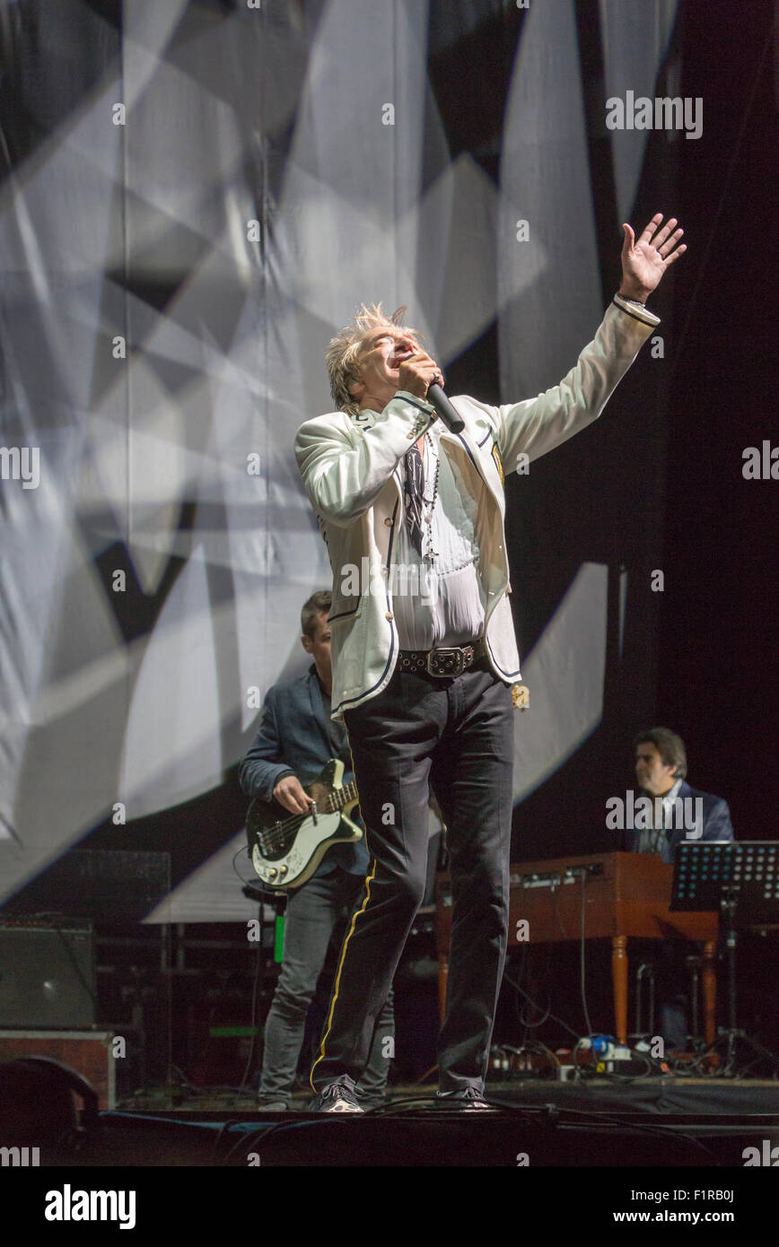 Ewhurst, Surrey, England. 5th September 2015. Rod Stewart sings live on ...