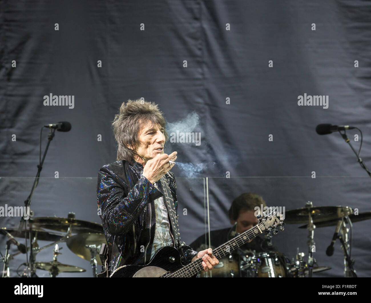 Ewhurst, Surrey, England. 5th September 2015. Ronnie Wood smokes a ...