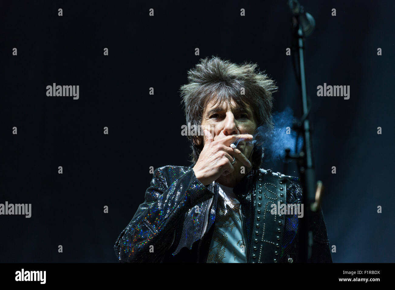 Ewhurst, Surrey, England. 5th September 2015. Ronnie Wood smokes a ...