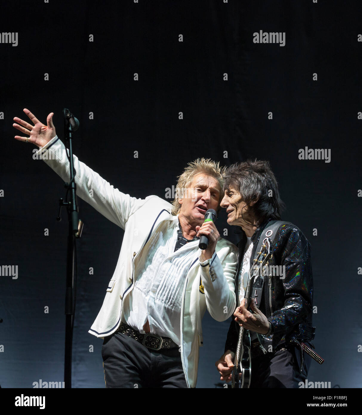Ewhurst, Surrey, England. 5th September 2015. Rod Stewart and Ronnie Wood sing together live on ...