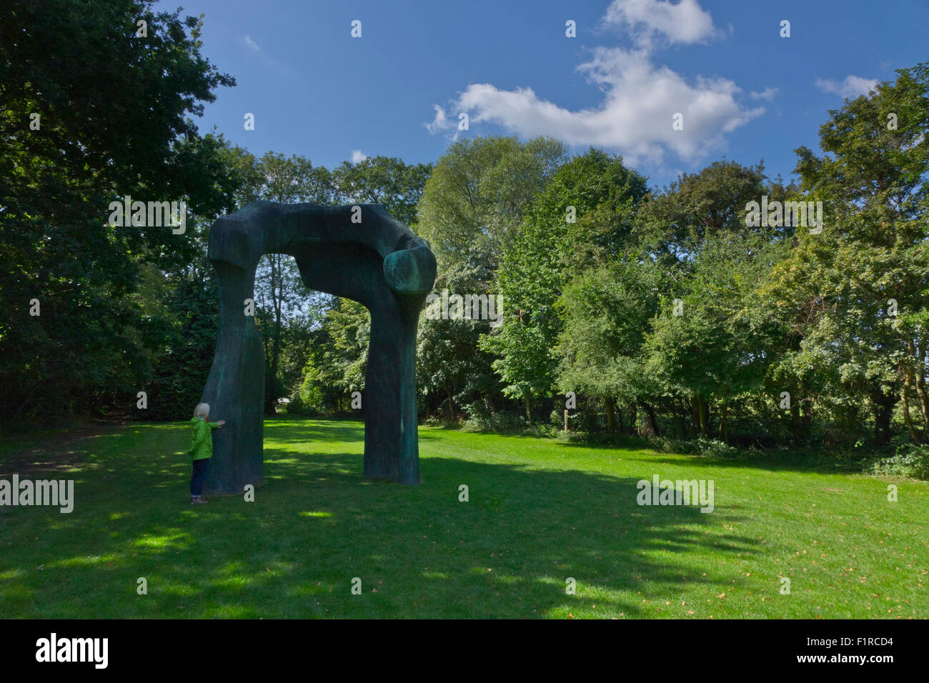 Henry moore sculpture arch hi-res stock photography and images - Alamy