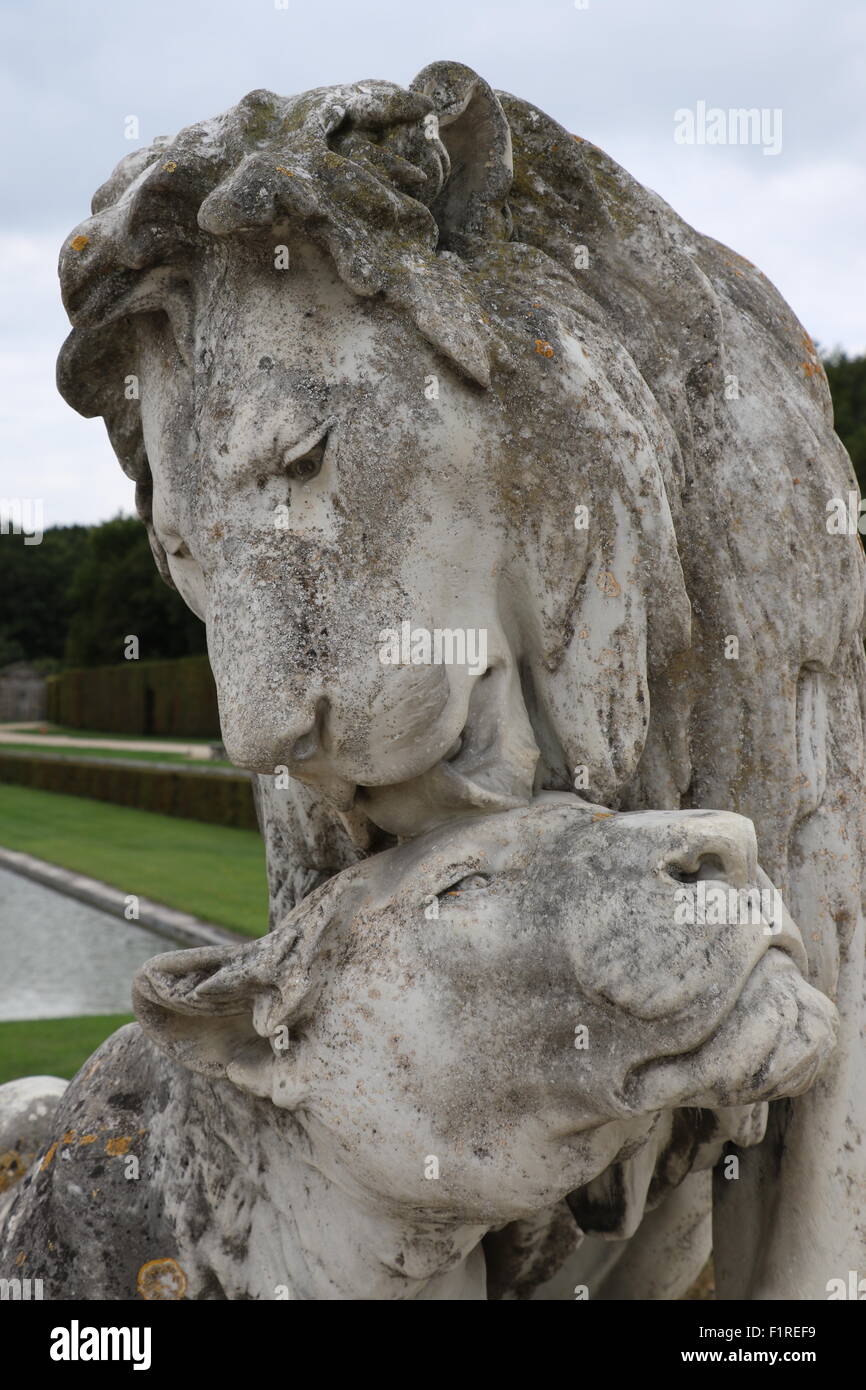 Statue in the garden of the Palace of Vaux-le-Vicomte Stock Photo - Alamy